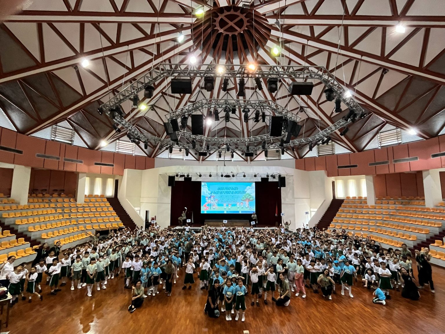 Semangat Berbagi Sukacita Natal: Misa, Drama Natal, dan Tukar Kado ...