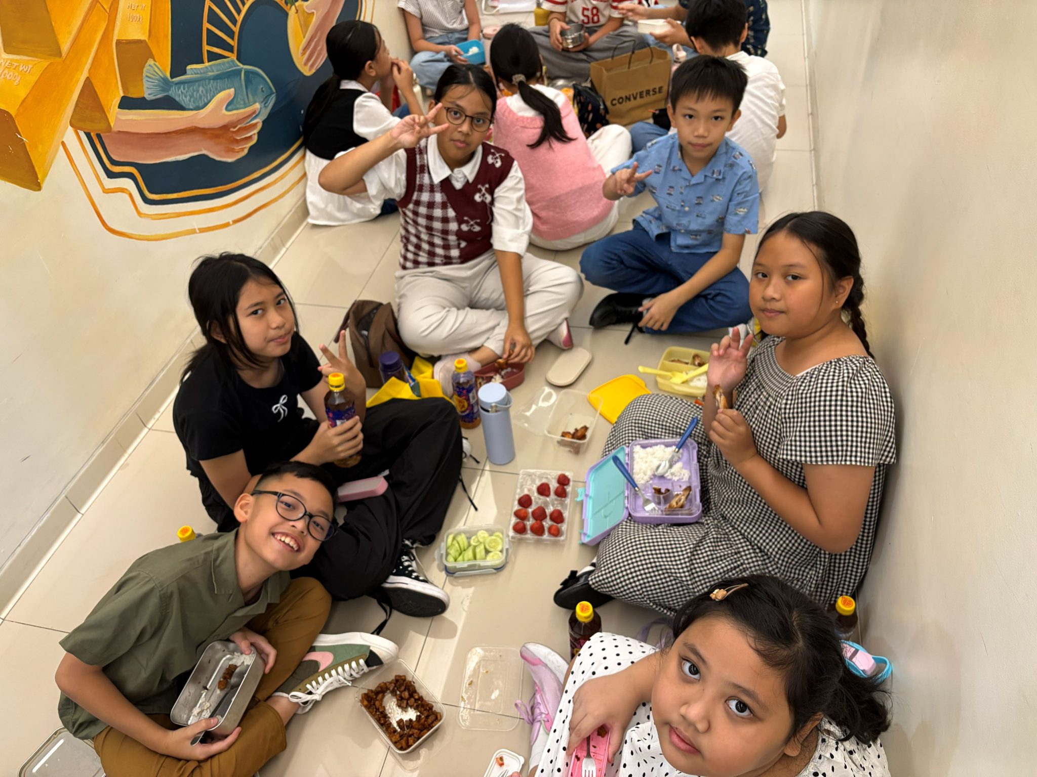 Semangat Berbagi Sukacita Natal: Misa, Drama Natal, dan Tukar Kado ...